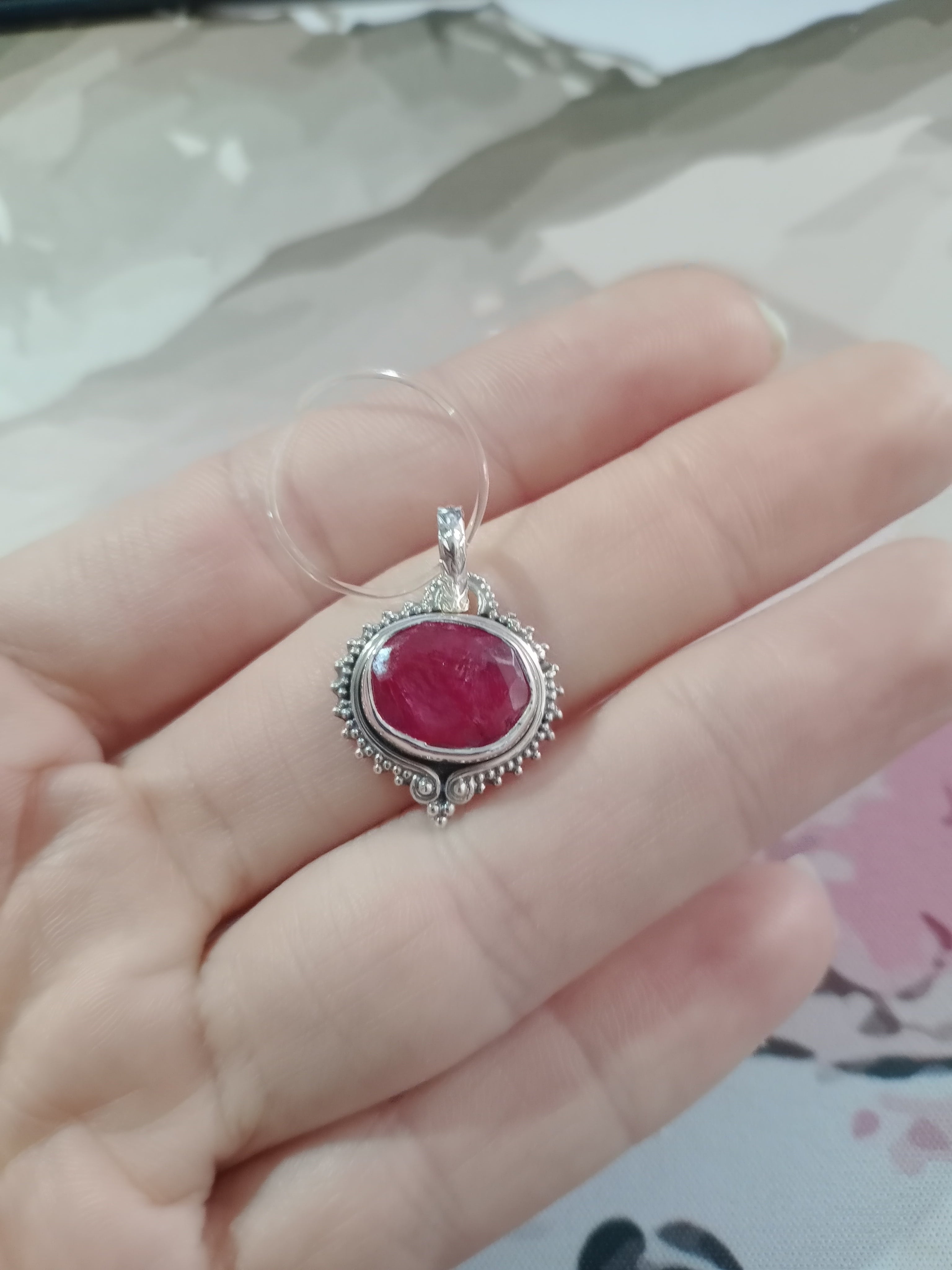 Colgante Plata Rubi Grande Oval – Mi Yo Interior (Cif: 45640321H)